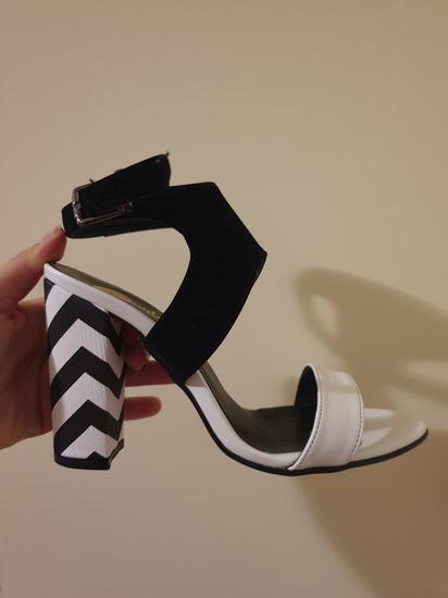 Nove crno-bele sandale na štiklu