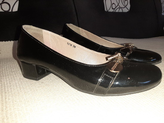 Ženske crne lakovane cipele od prirodne kože