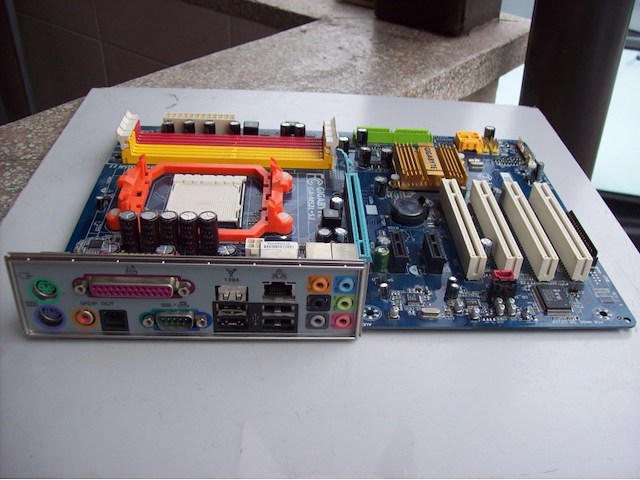 Gigabyte GA-M52L-S3(REV:1.0) + limcic AM2