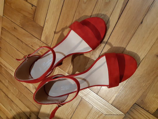 crvene sandale sa potpeticom