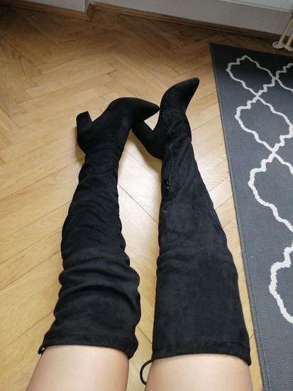 Crne čizme preko kolena