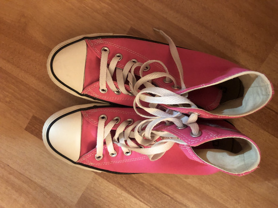 •Pink converse starke•