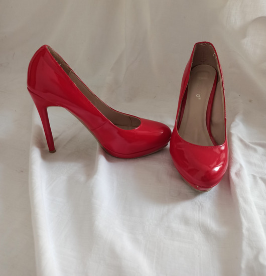 Crvene lakovane cipele