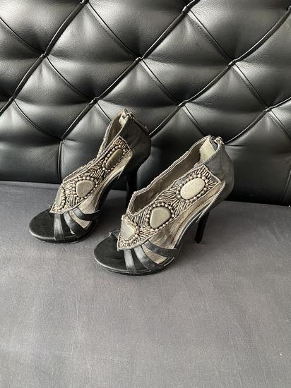Sandale na stiklu sa srebrnim detaljima