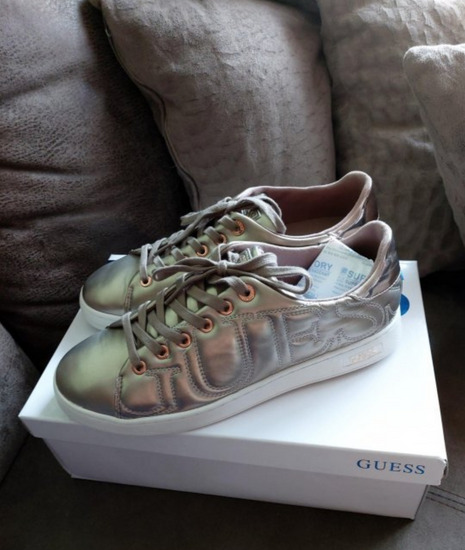 GUESS PATIKE NOVE 40 BROJ