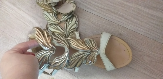 sandale firmirane sa metalnim izgledom