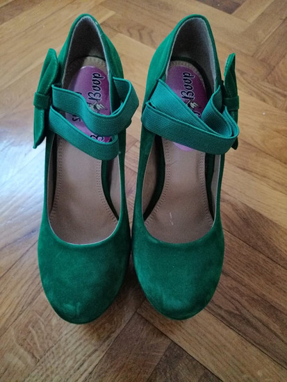 Novo zelene cipele na stiklu