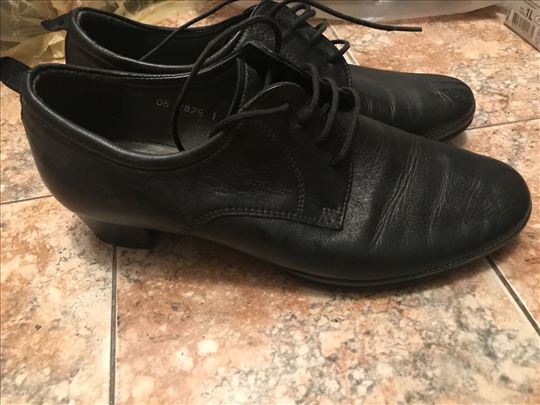 Crne cipele sa malom štiklom