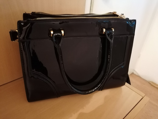 Crna lakirana torba 1200 din