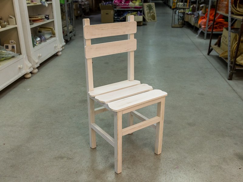 Bela drvena stolica