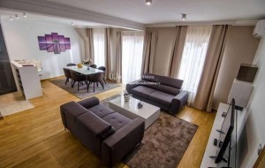 Iznajmljujem lux stan, Duplex, Hram, Beograd