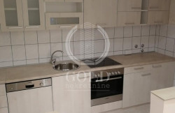 Renovirana kuća u centru! 5 PARKING MESTA! 110.00m2, 1500 eur ID#2945