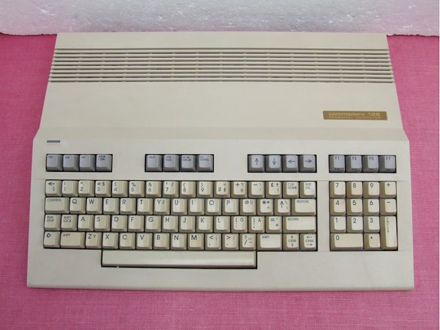 Commodore 128 racunar + GARANCIJA!
