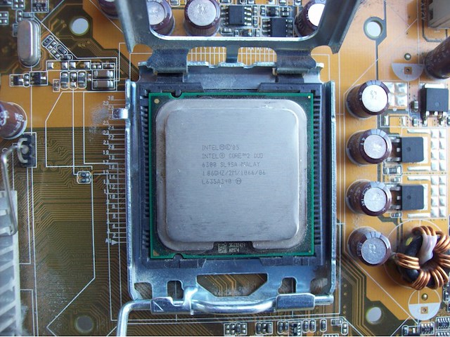 Intel Core 2 Duo E6300(2x 1.86 Ghz, 2Mb, 1066 fsb)
