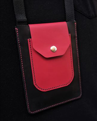 Crno-crveni kožni novčanik oko vrata