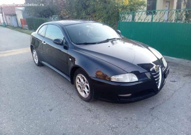 Alfa Romeo GT desno krilo