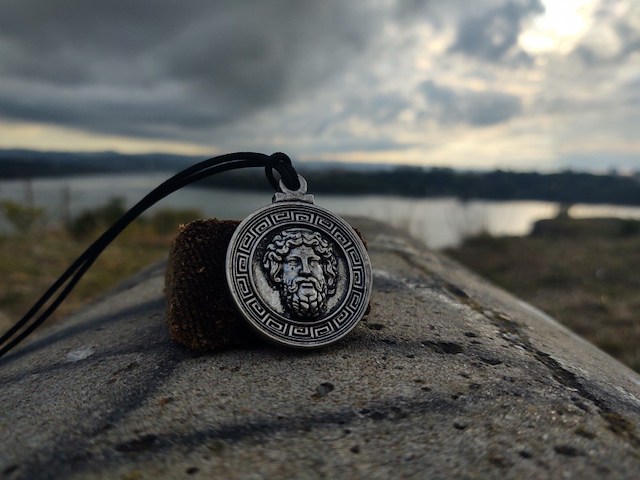 Amulet sa likom boga Zevsa i makedonskog sunca