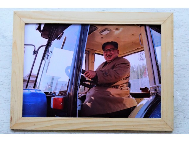 Presretni Kim Dzong Un vozi traktor