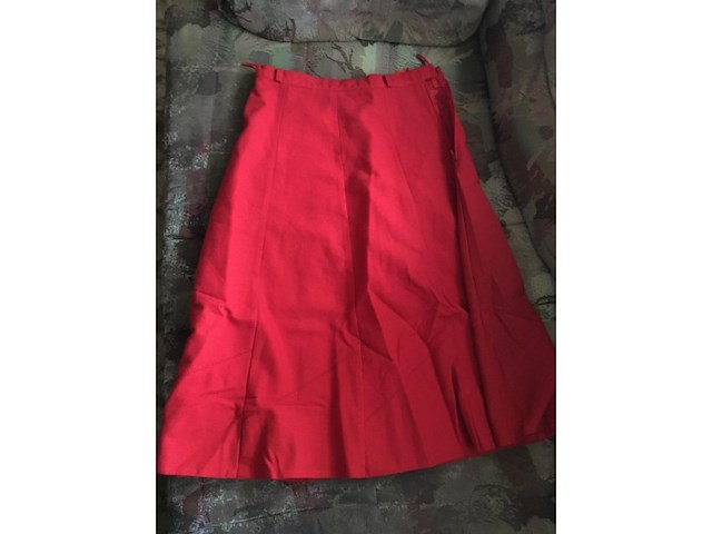 Crvena suknja do kolena