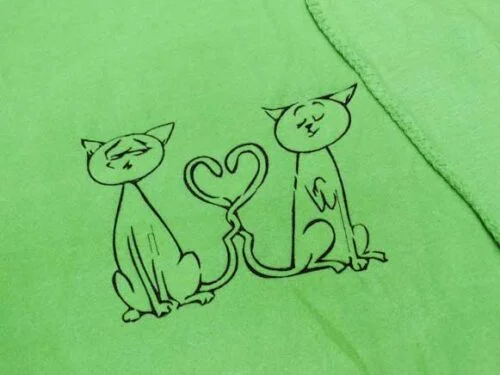 Zaljubljene mace – vez na peškiru u boji po želji