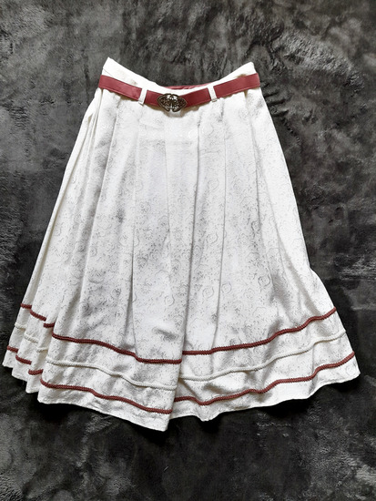 Siroka bela suknja sa faltama