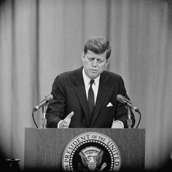 John F. Kennedy za govornicom