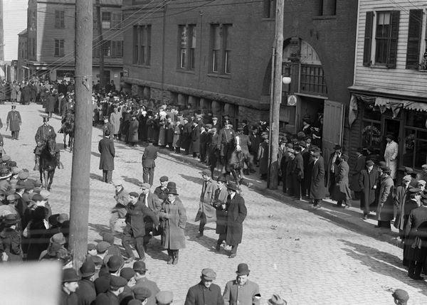 Mnogo muskaraca na ulici