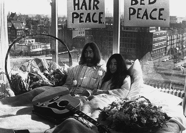 John Lennon i Yoko Ono u krevetu