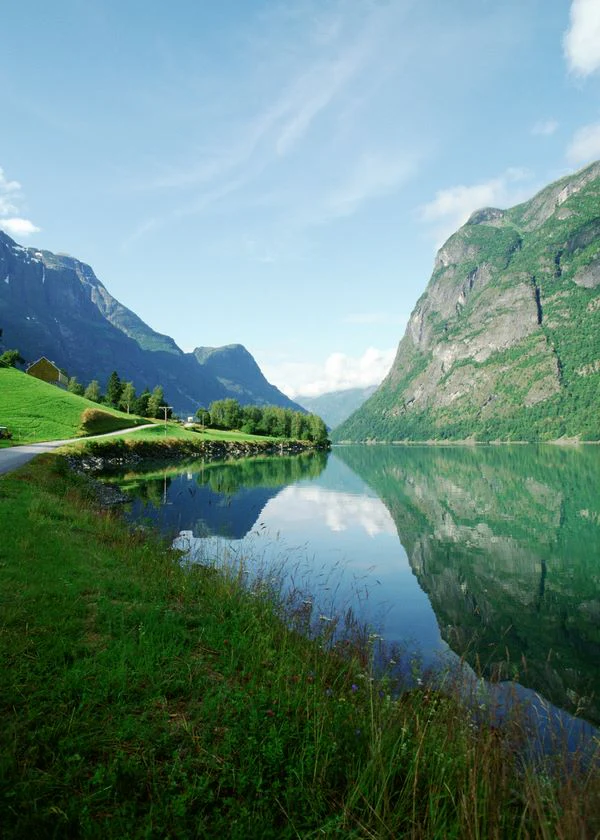 Norveska put kraj reke