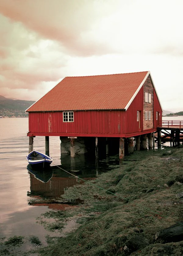Norveska crvena kuca na obali jezera