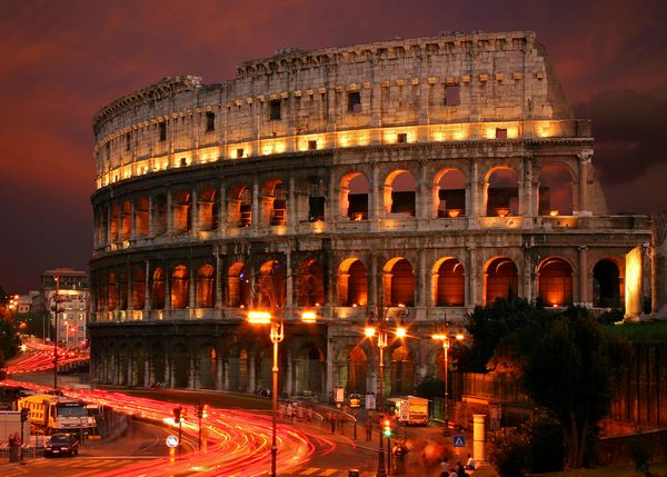 Italija Koloseum nocu