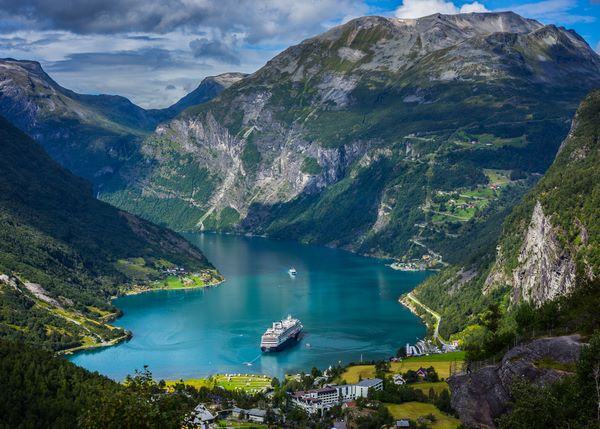 Norveska jezero brod i planine
