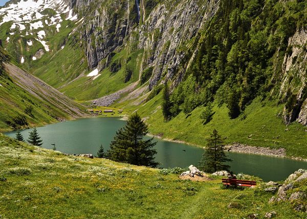 Svajcarska reka u prirodi