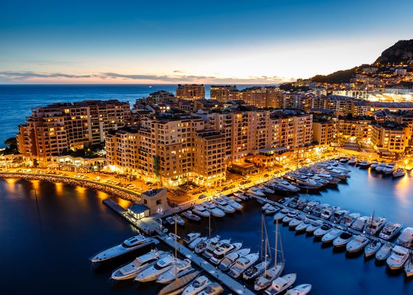 Monako osvetljena luka