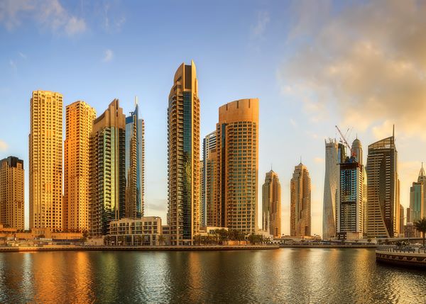 Ujedinjeni Arapski Emirati odraz grada na vodi