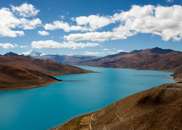 Tibet The Yamdrok Yumtso lake