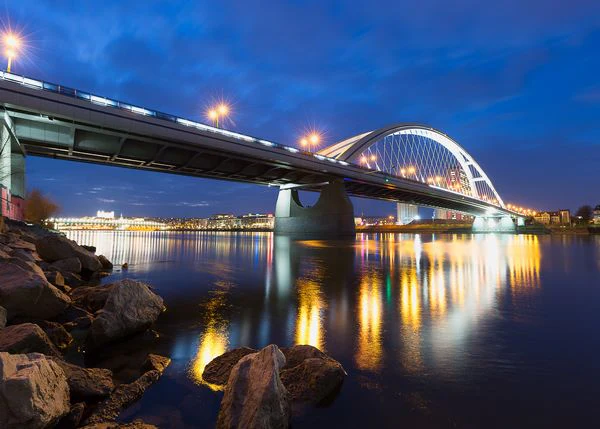 Gradski most nocu bela osvetljenost