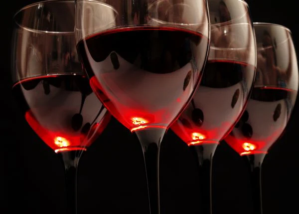 Crno vino u casama velikim