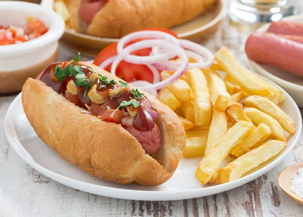 Hot Dog na belom tanjiru