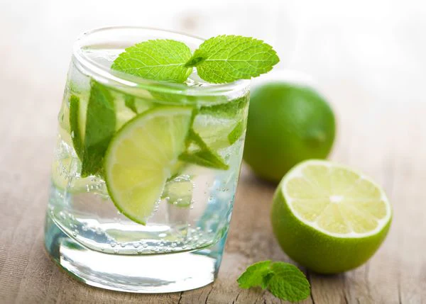 Mojitos sa limunom i nanom u casi