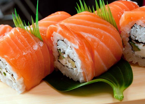 Sushi losos i list