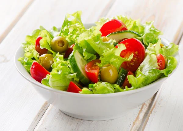Salata masline i paradajz