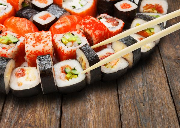 Sushi i drveni stapici