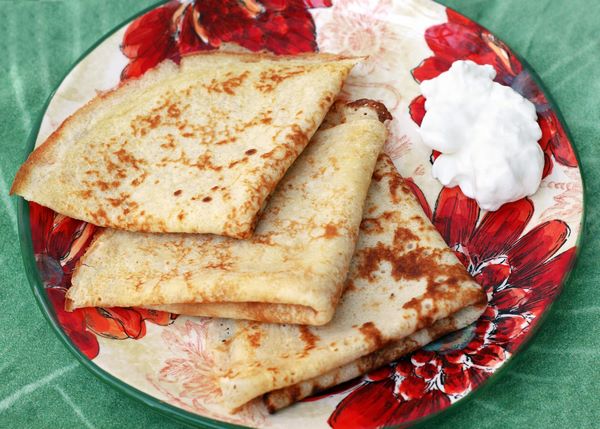 Palacinke na sarenom tanjiru