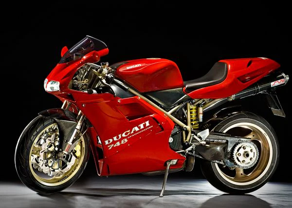 Ducati i crna pozadina