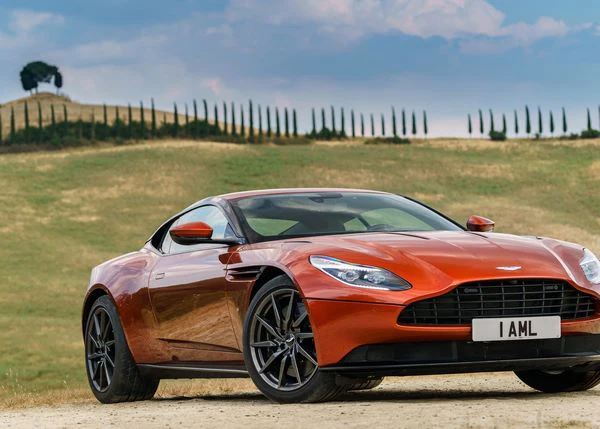 Aston Martin narandzaasti