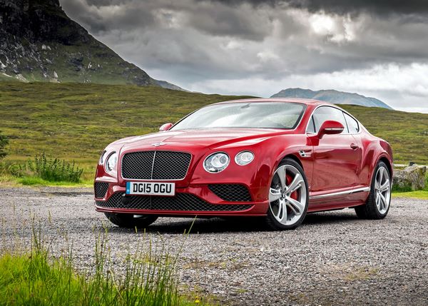 Bentley crveni na sljunku