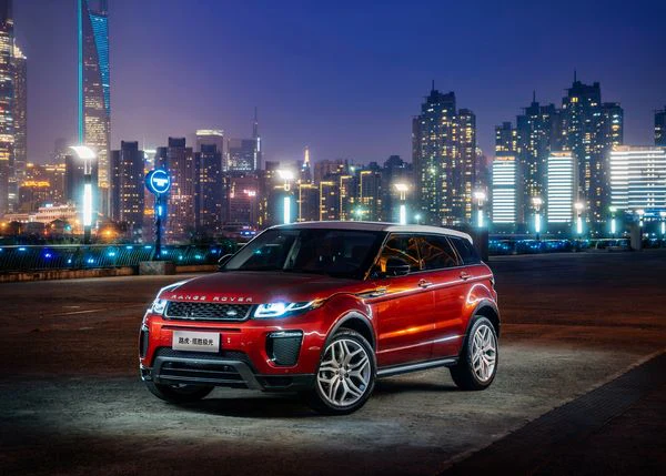 Land Rover crveni