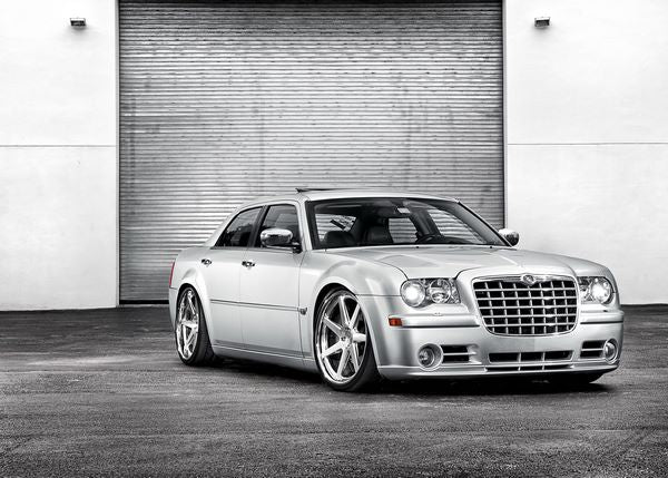 Chrysler ispred garaze