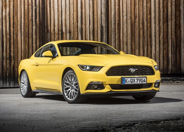 Ford Mustang zuti